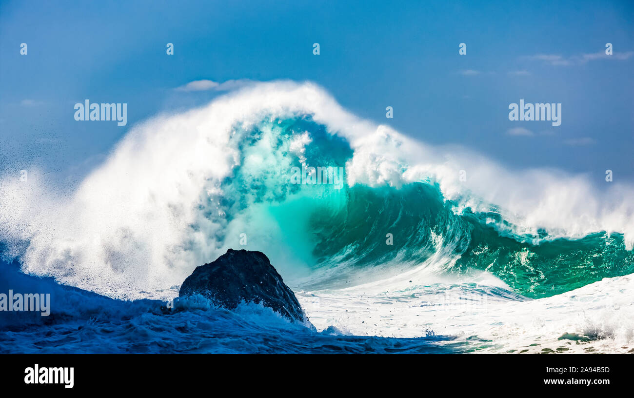 Blue sky and crashing wave hi-res stock photography and images - Alamy