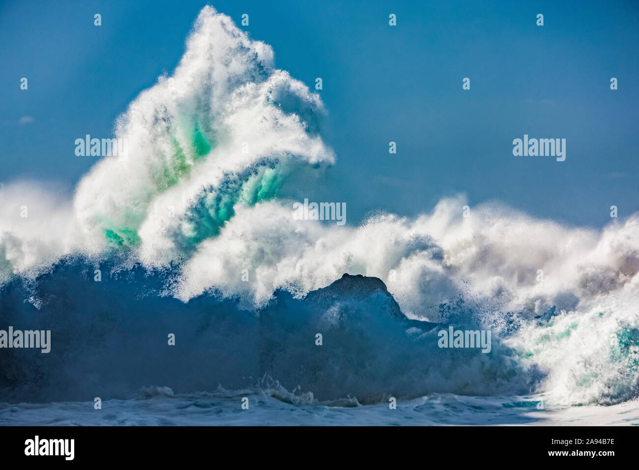 Blue sky and breaking wave hi-res stock photography and images - Alamy
