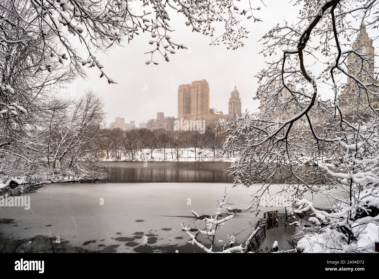 New york central park snow skyline hi-res stock photography and images ...