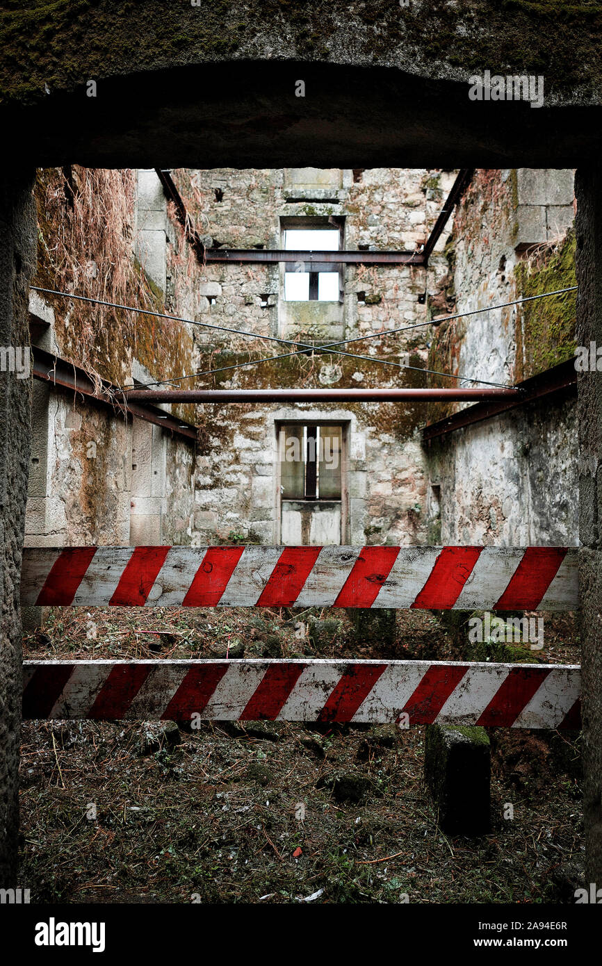 abandoned building with warning signs to not enter Stock Photo - Alamy