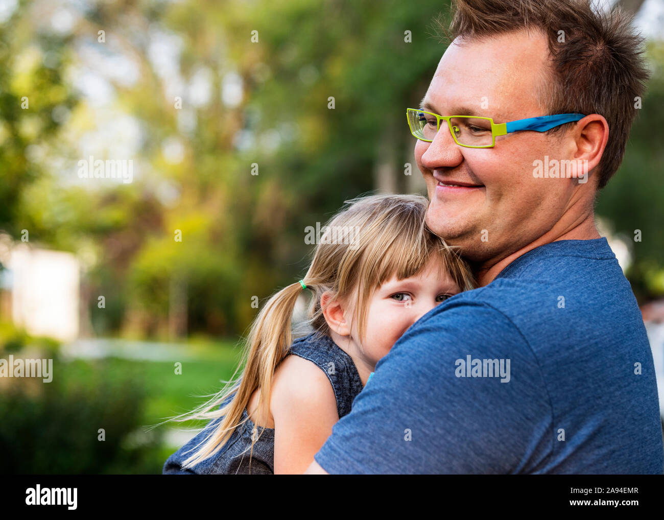 Father and young daughter cuddling hi-res stock photography and images ...