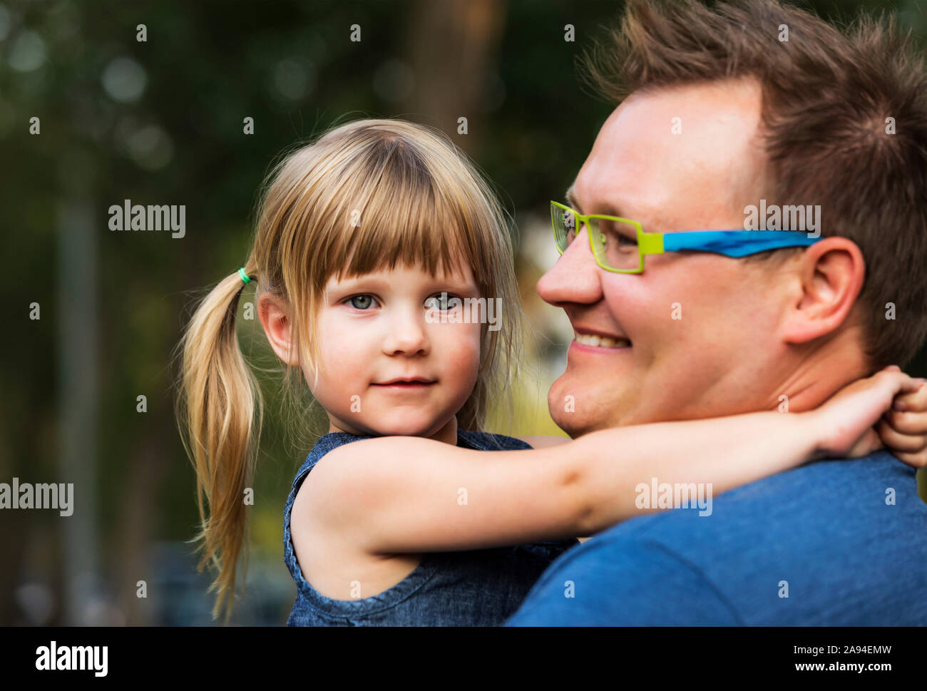 Father and young daughter cuddling hi-res stock photography and images ...