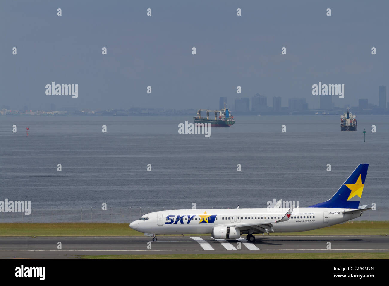 A Boeing 737-8FZ operated by budget carrier, Skymark Airlines.at Haneda ...