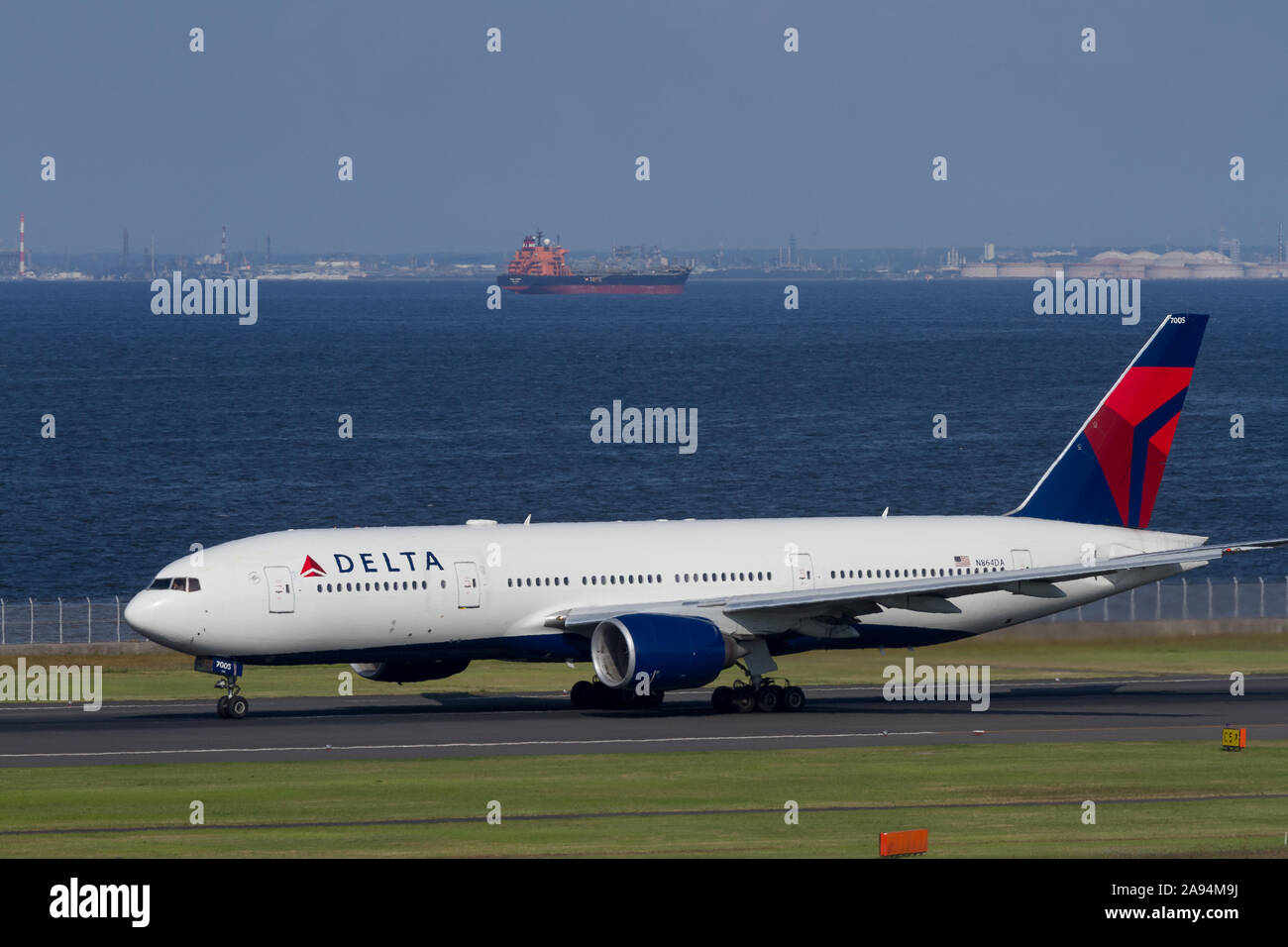 A Delta Airlines Boeing 777-232(ER) at Haneda Airport, Tokyo, Japan ...