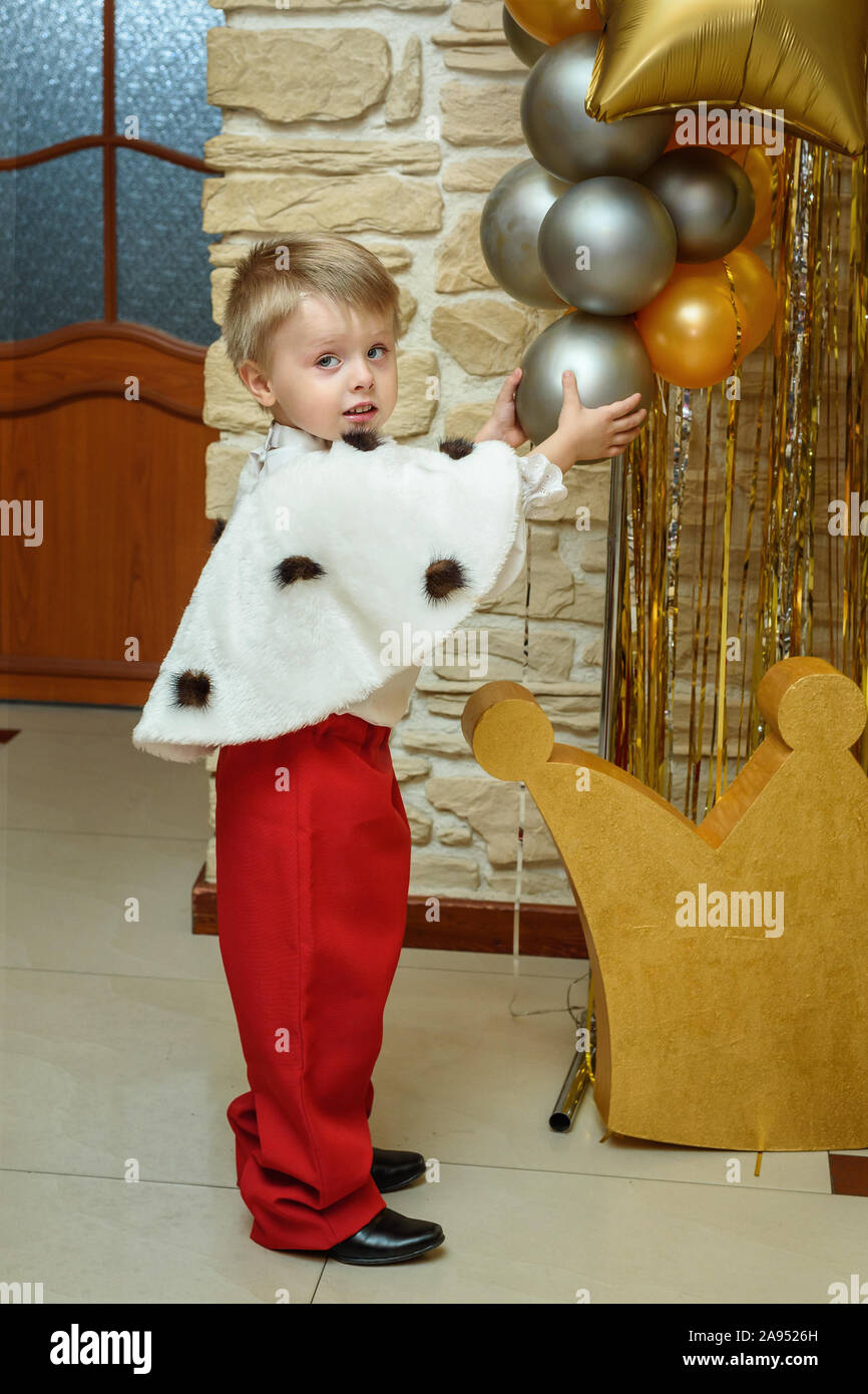 Little boy dressed as king Stock Photo - Alamy