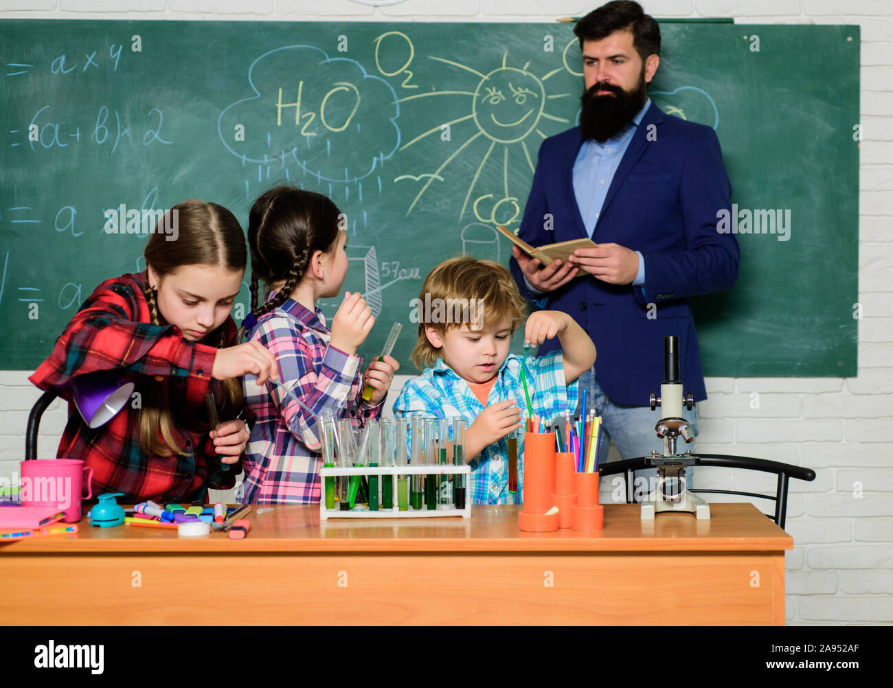 Kindergarten classroom activities hi-res stock photography and images ...