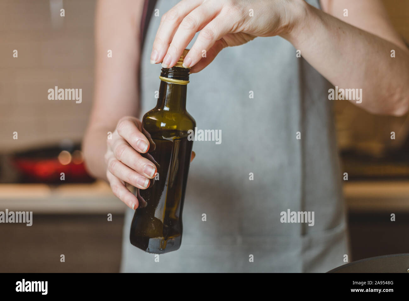 Closeup of hands pouring virgin olive or sunflower oil Stock Photo - Alamy