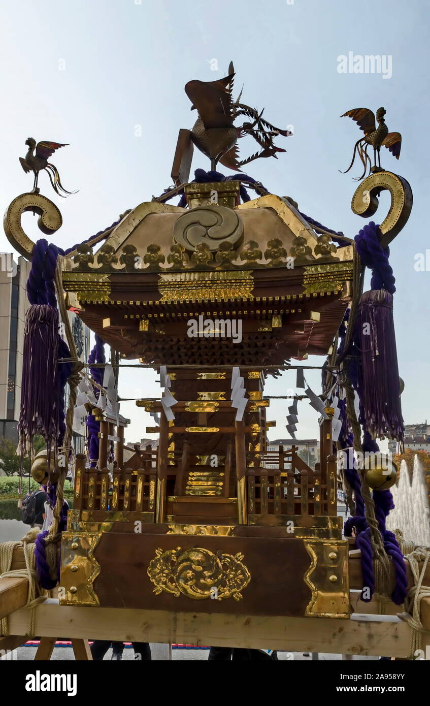 Mikoshi fighting tradition hi-res stock photography and images - Alamy