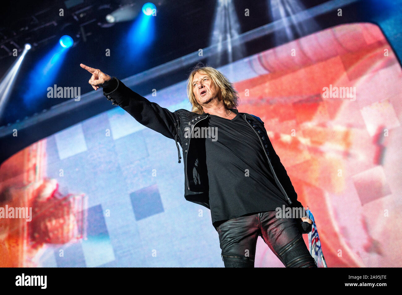 Joe elliot singer hi-res stock photography and images - Alamy