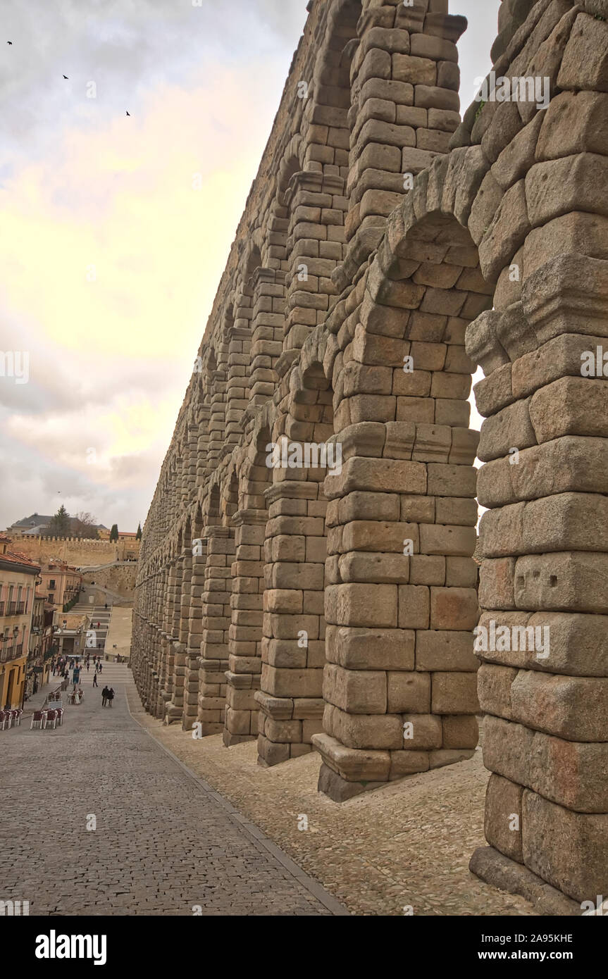 Acueducto medieval hi-res stock photography and images - Alamy