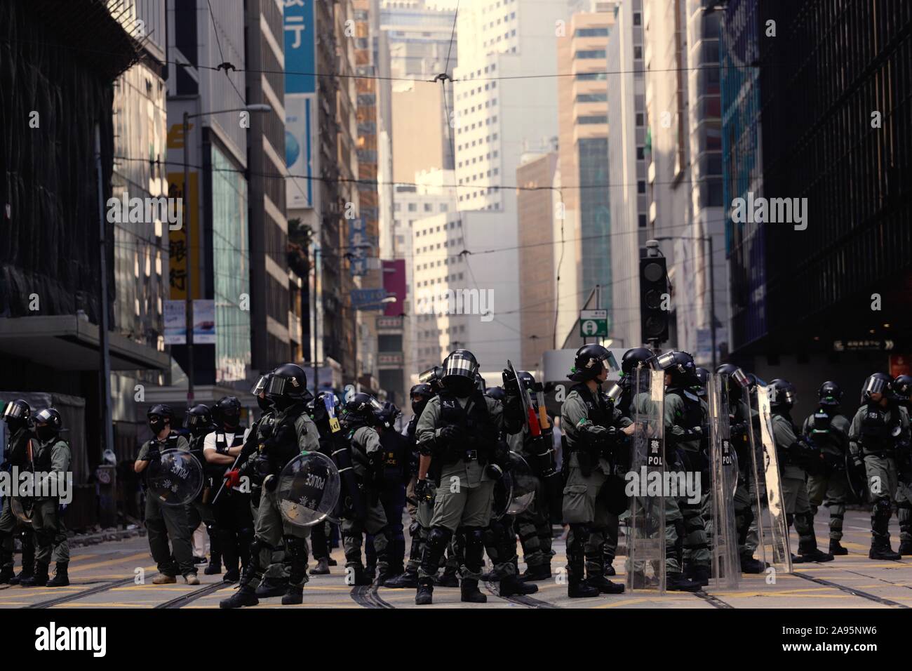Hong Kong, CHINA. 13th Nov, 2019. Large numbers of riot police are ...