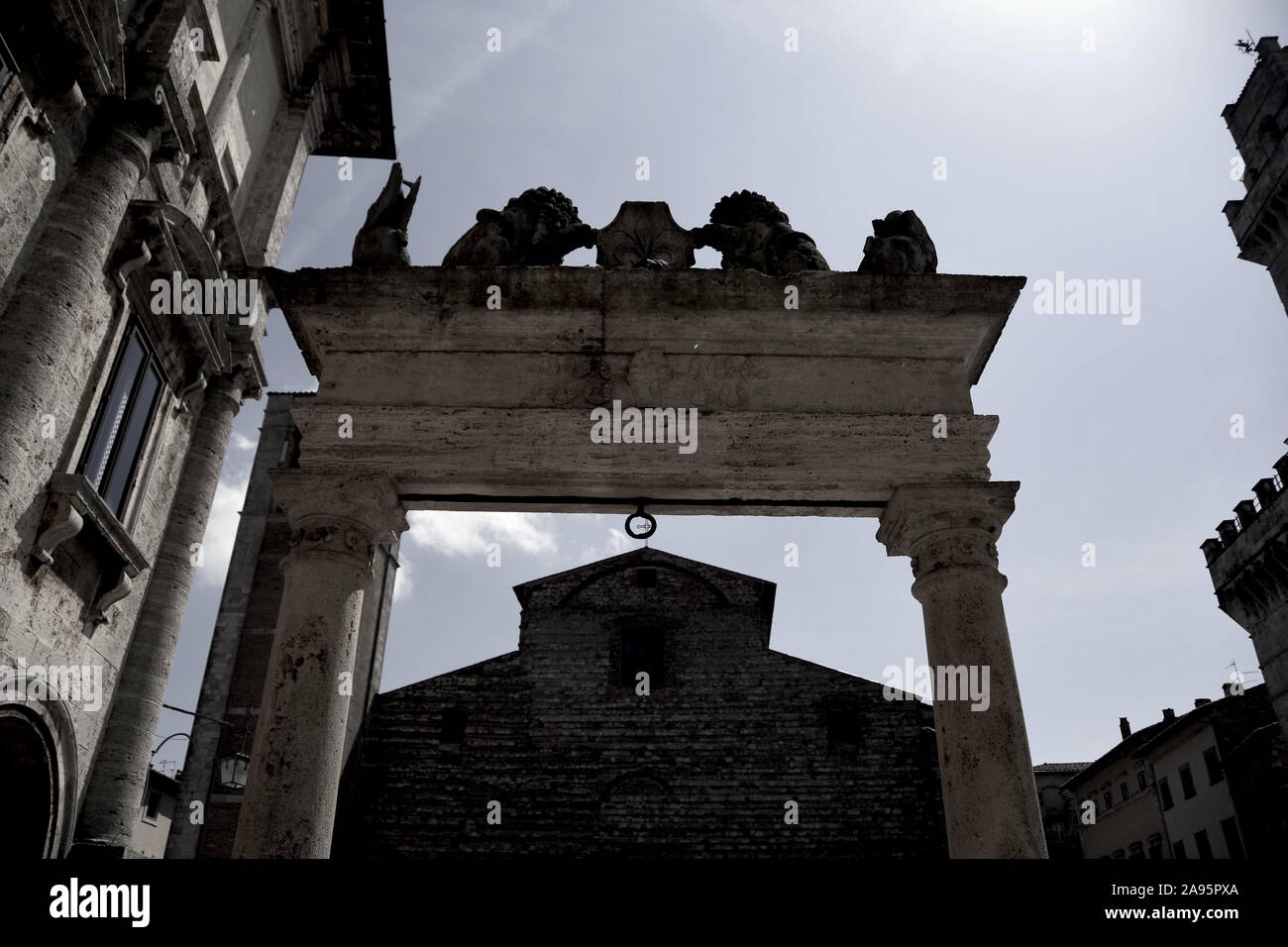 Italy roman arch wall town walls hi-res stock photography and images ...