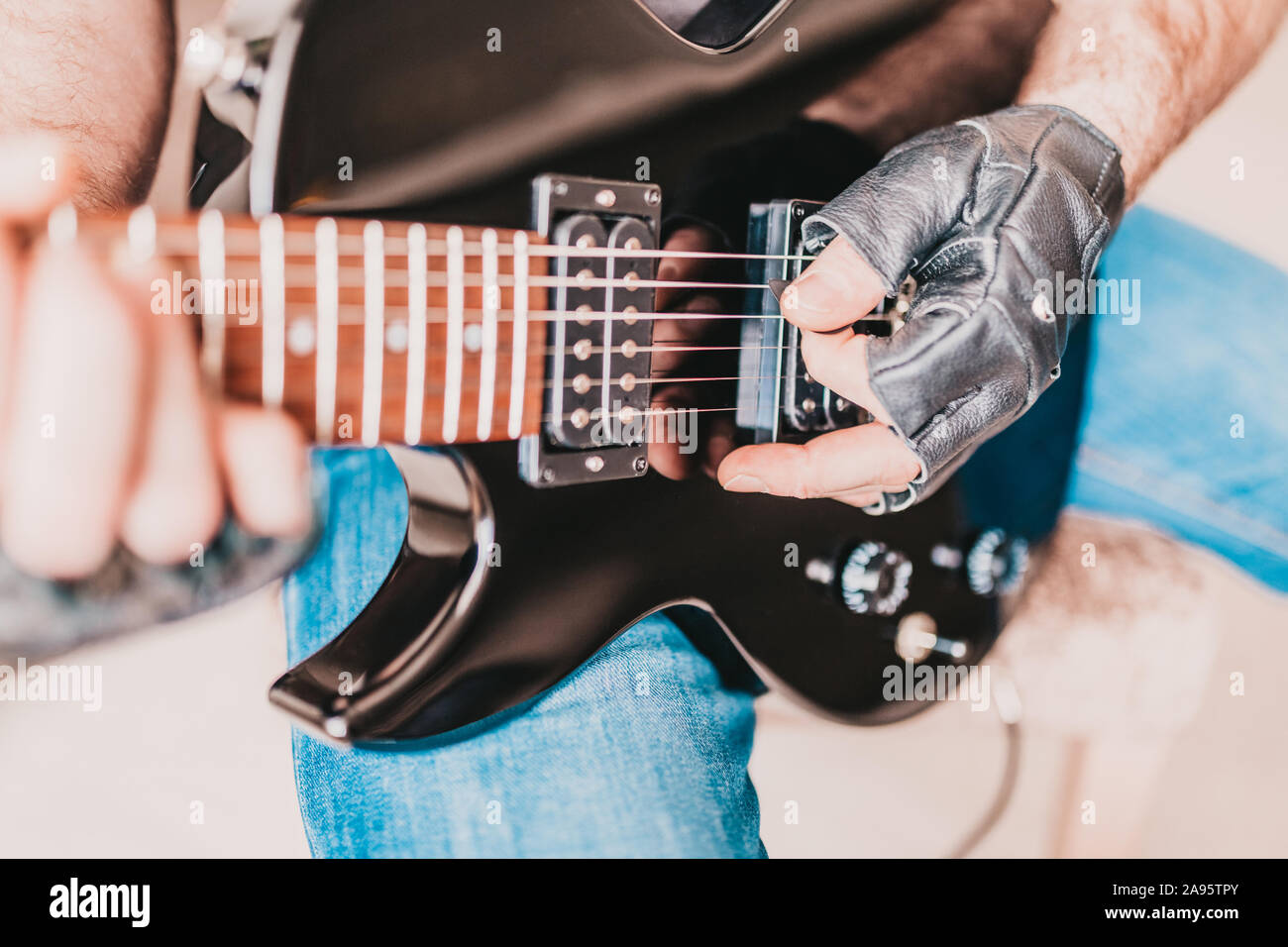 Left handed guitar hi-res stock photography and images - Alamy