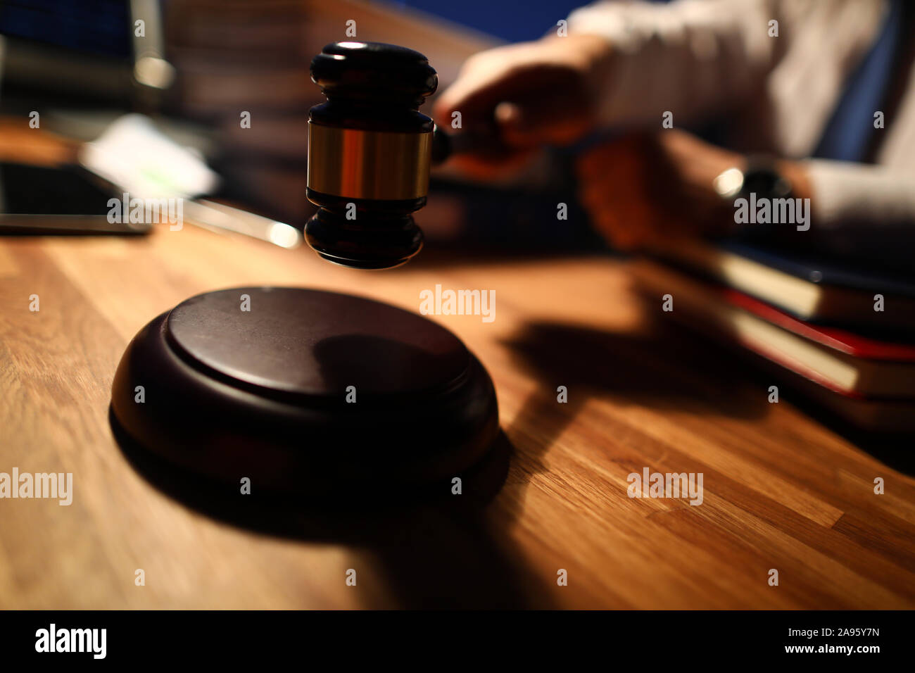 Judge man magistrate hammer hi-res stock photography and images - Alamy