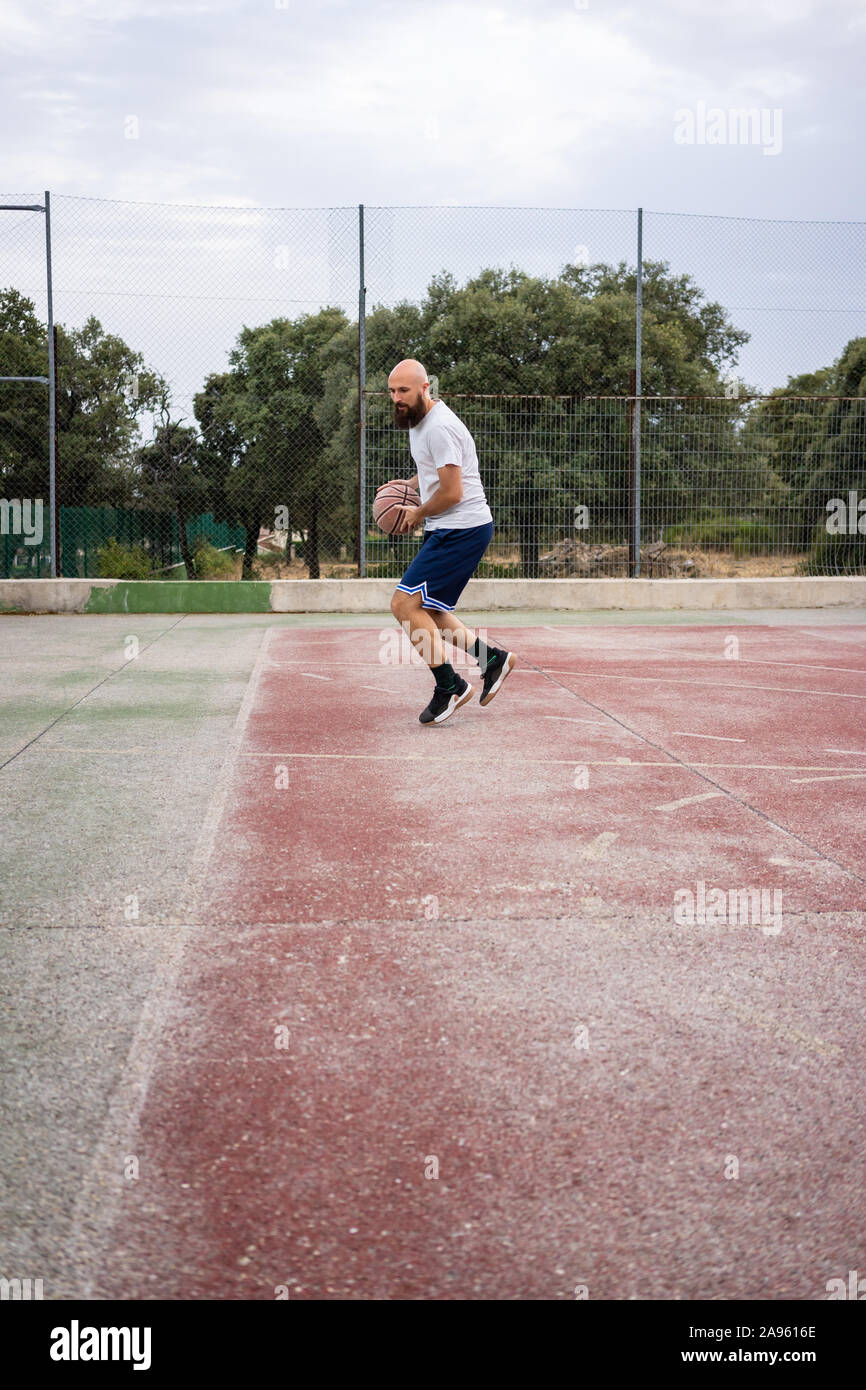 Tall basketball player male hi-res stock photography and images - Alamy