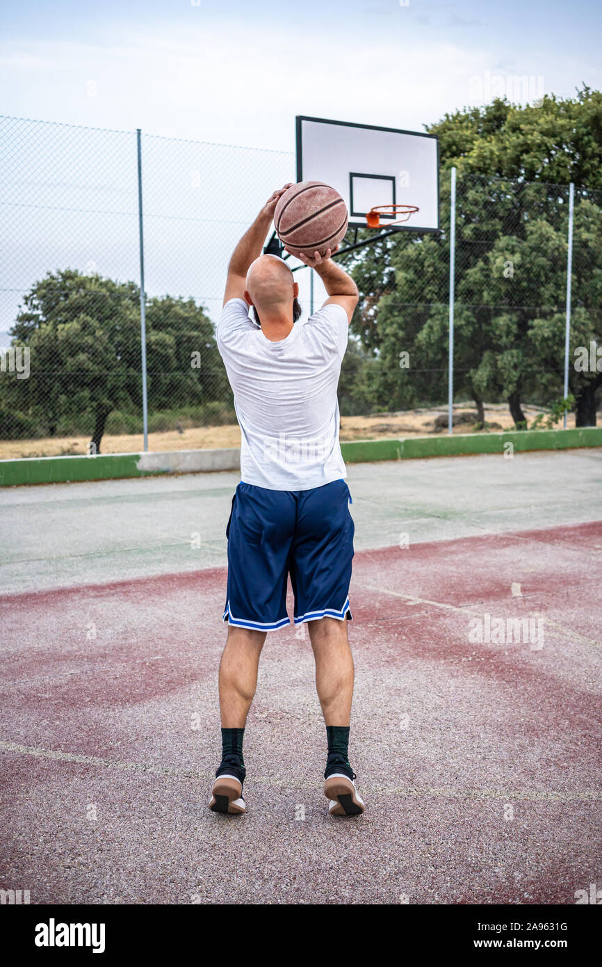 Street hoops ball hi-res stock photography and images - Alamy