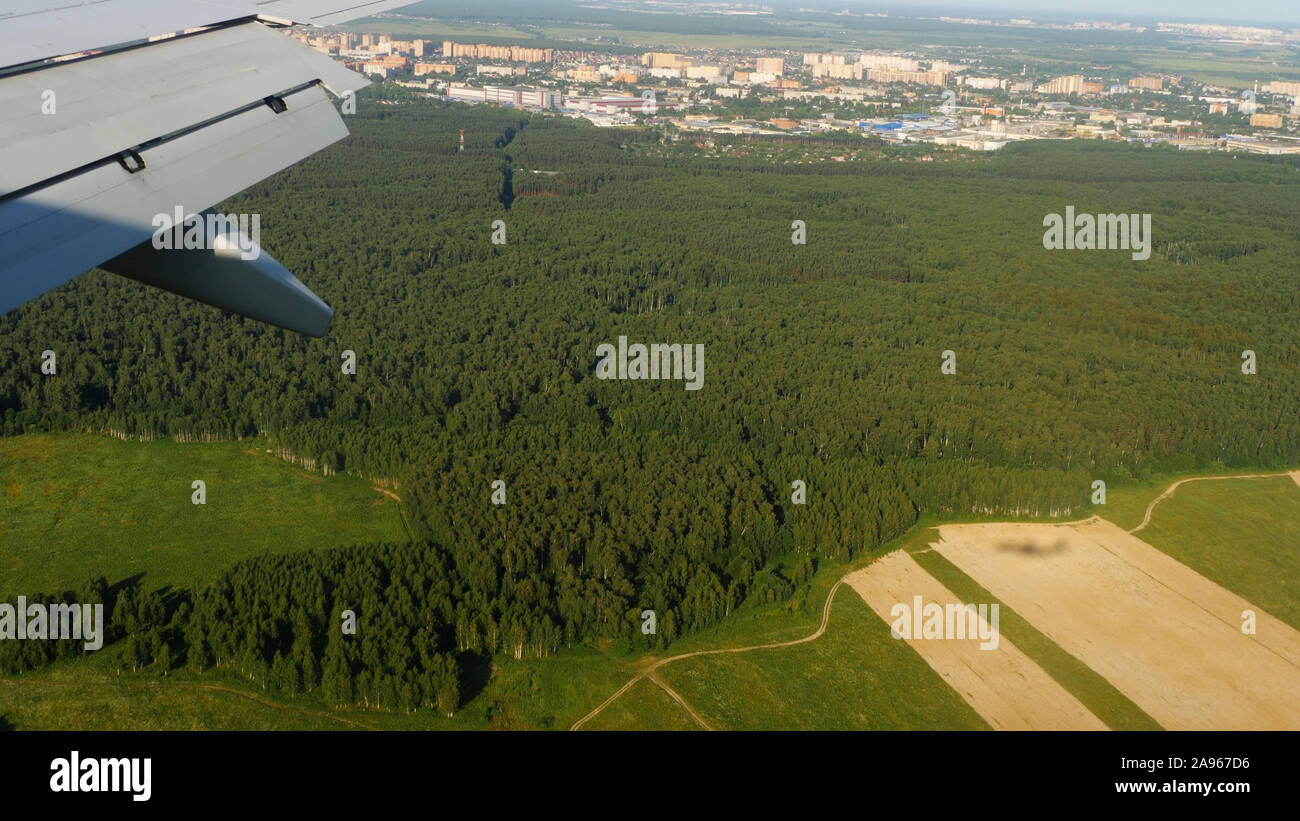 Aerial view of aircraft landing hi-res stock photography and images - Alamy