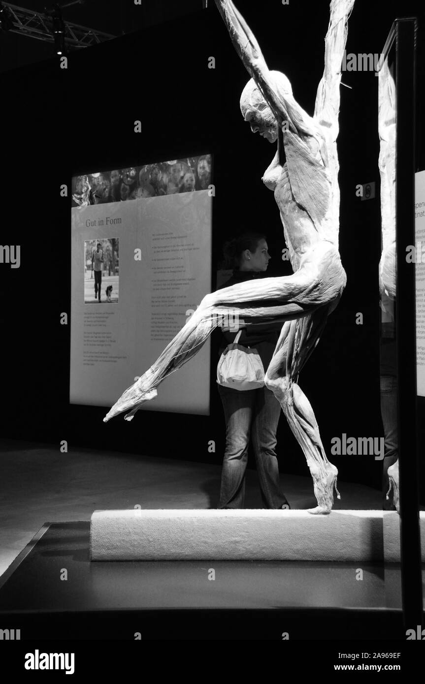 Zürich: Gunten Von Hagens highly controversial, bizarr but also ...