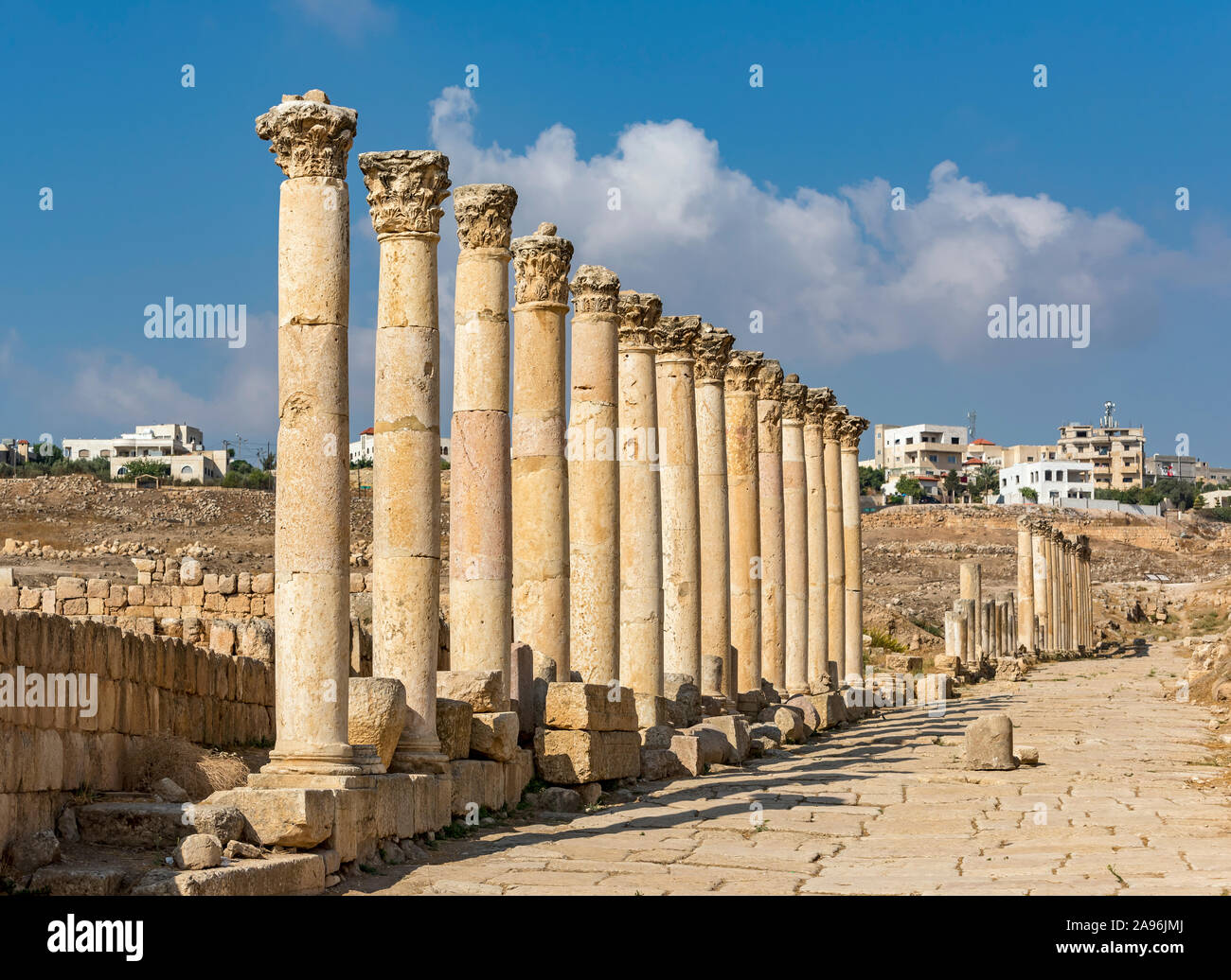 South Decumanus colonnade, Jerash, Jordan Stock Photo - Alamy