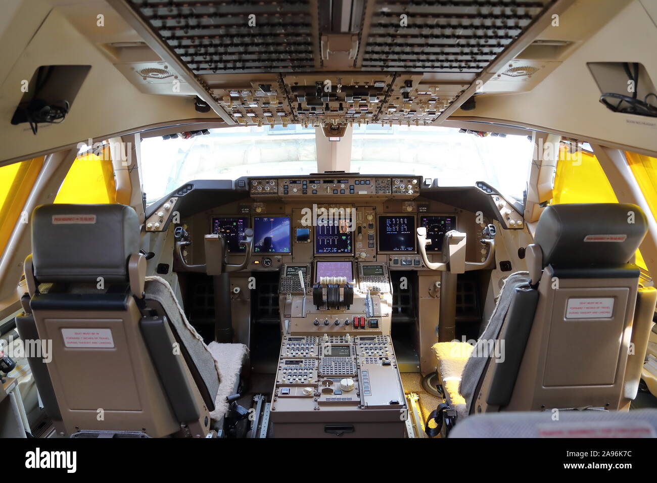 Boeing 747 interior hi-res stock photography and images - Alamy