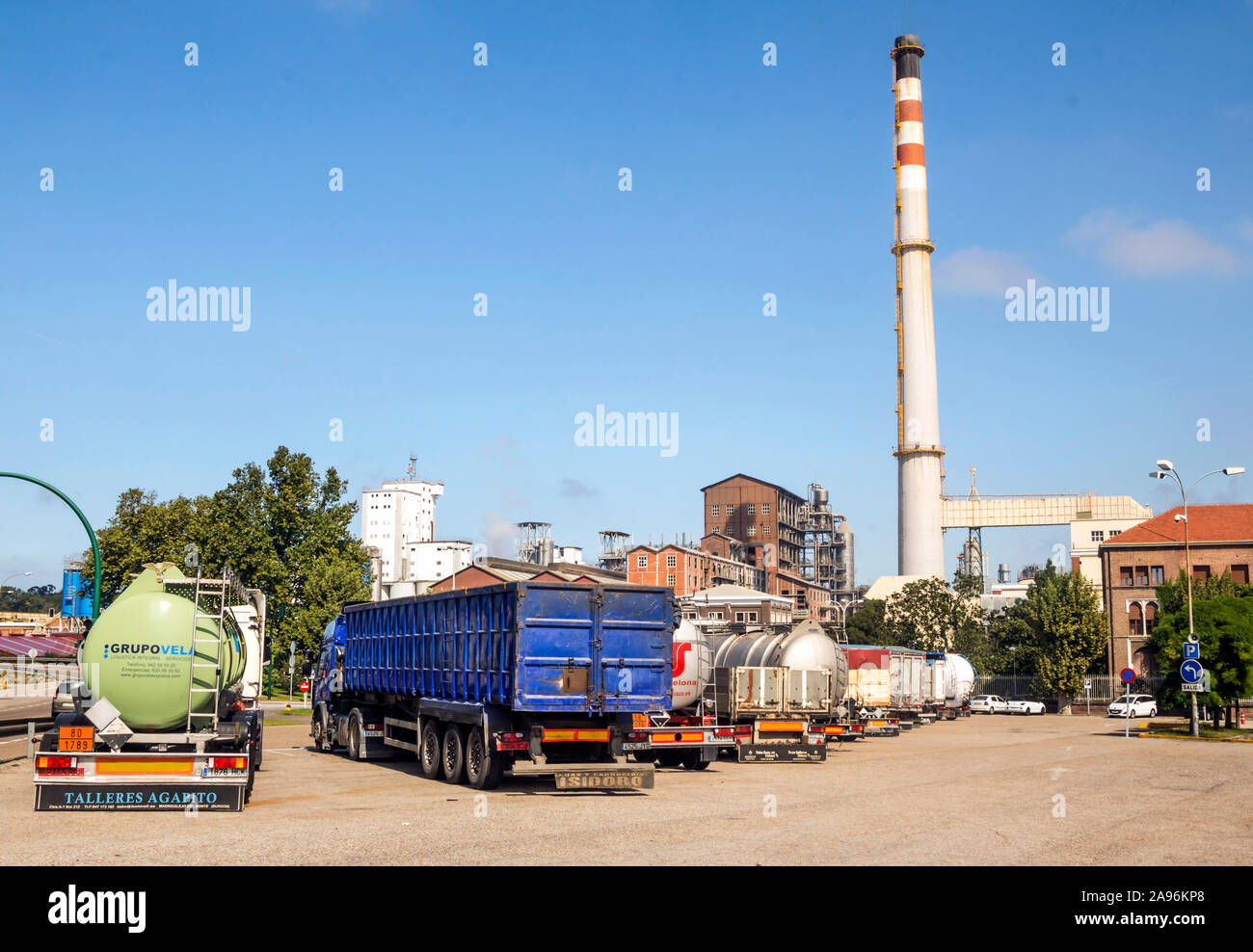 Car parked outside factory hi-res stock photography and images - Alamy