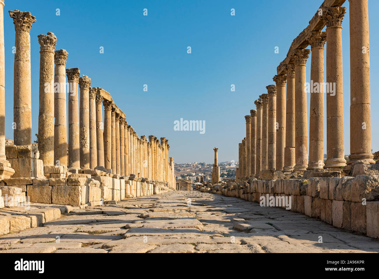 Colonnade of Cardo Maximus street, Jerash, Jordan Stock Photo - Alamy