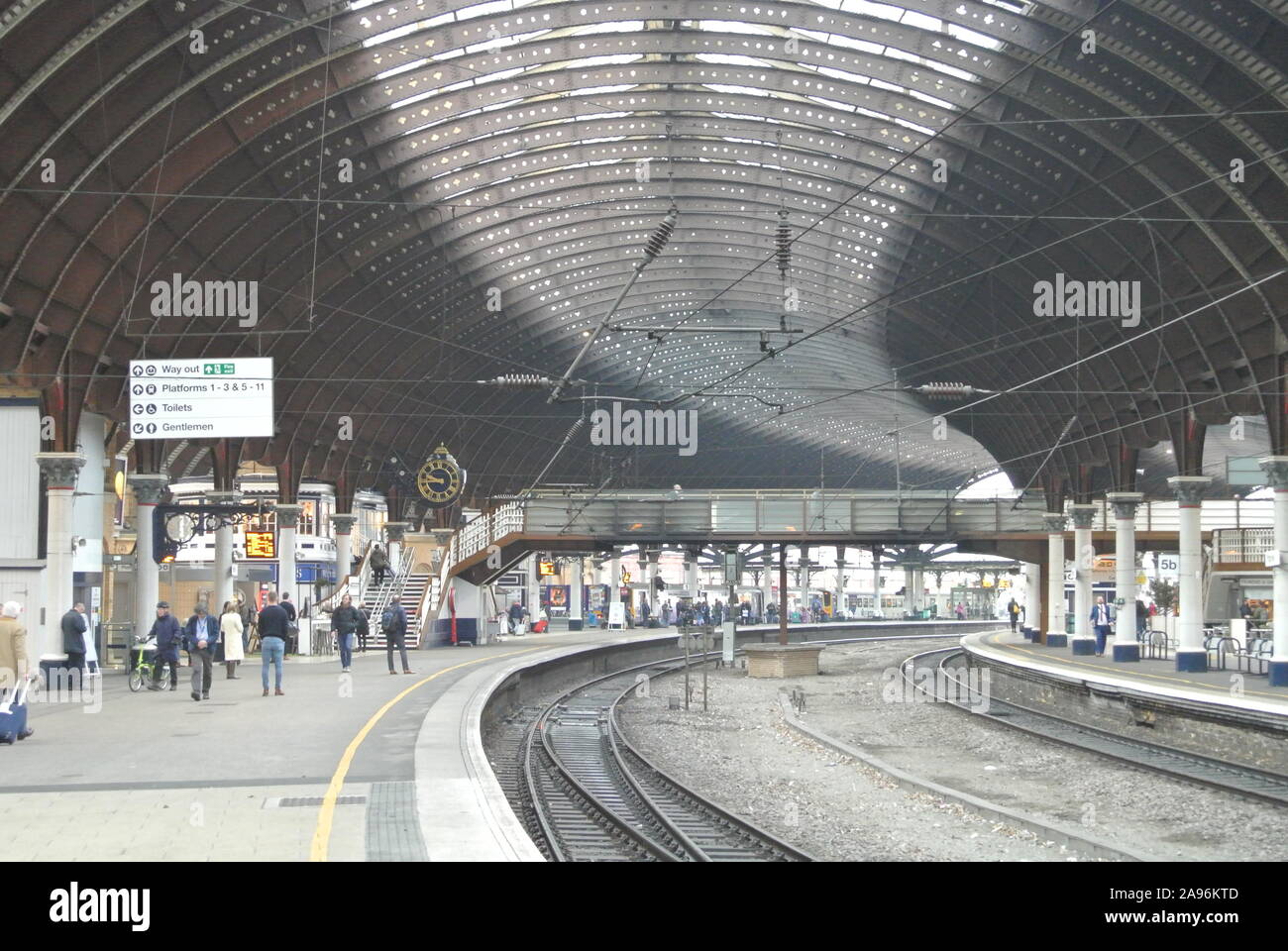 York railway station hi-res stock photography and images - Alamy
