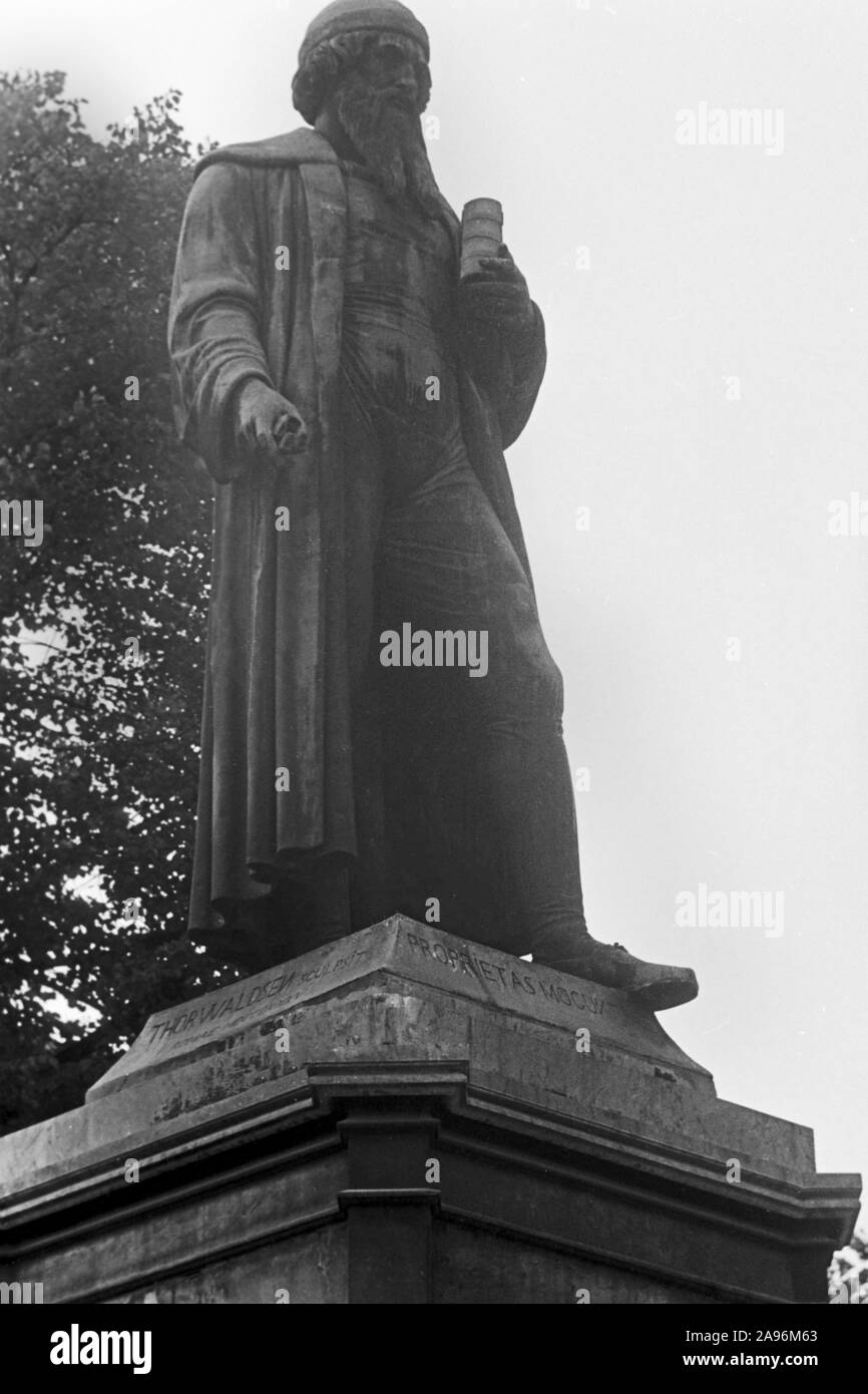 Das Gutenbergdenkmal auf dem Gutenbergplatz in Mainz, Deutschland 1961 ...