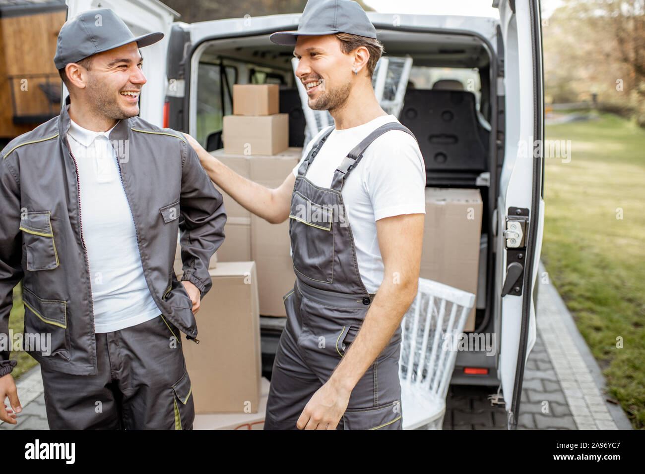 Delivery men hi-res stock photography and images - Alamy