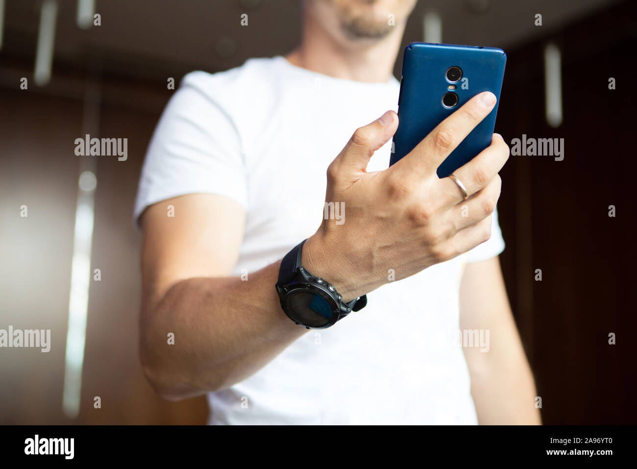 Man holding mobile smartphone hi-res stock photography and images - Alamy