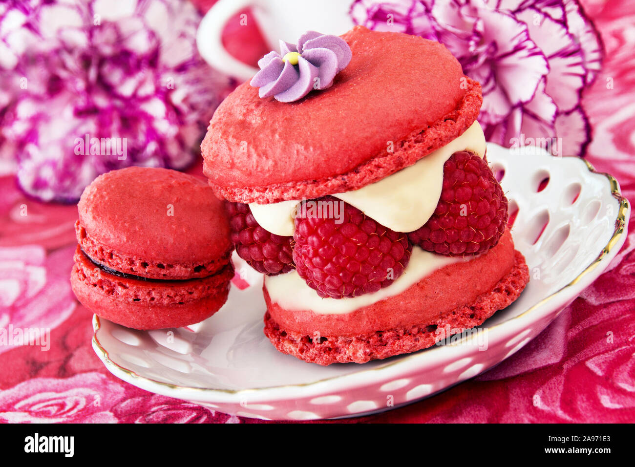 Macaron - raspberry Stock Photo - Alamy