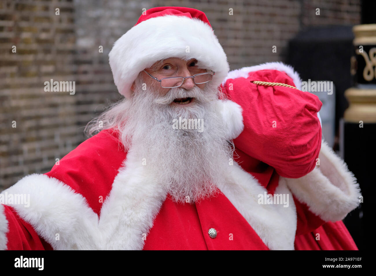 Father christmas arriving hi-res stock photography and images - Alamy