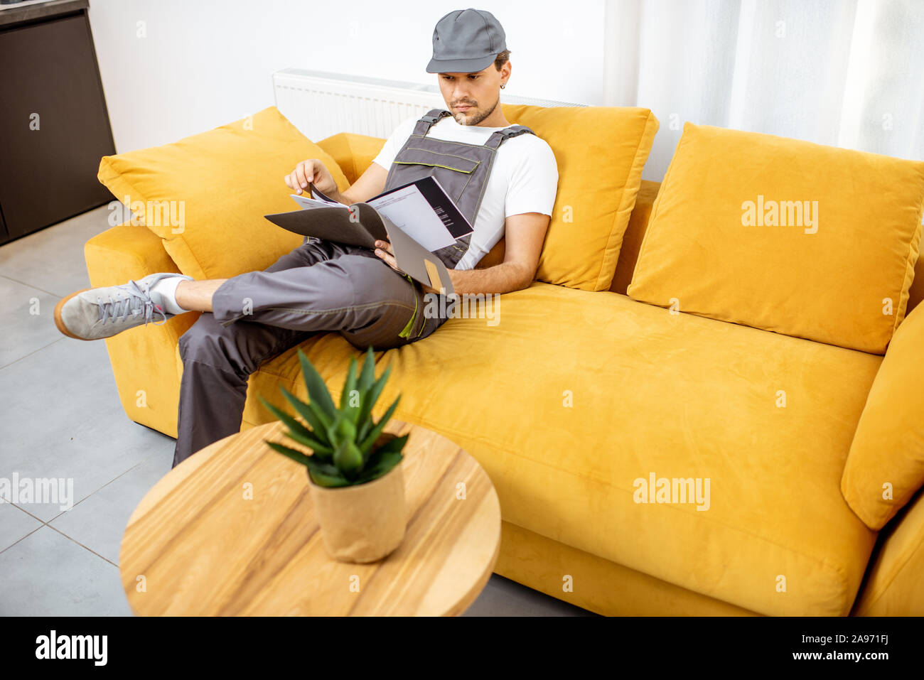 Handyman uniform hi-res stock photography and images - Alamy