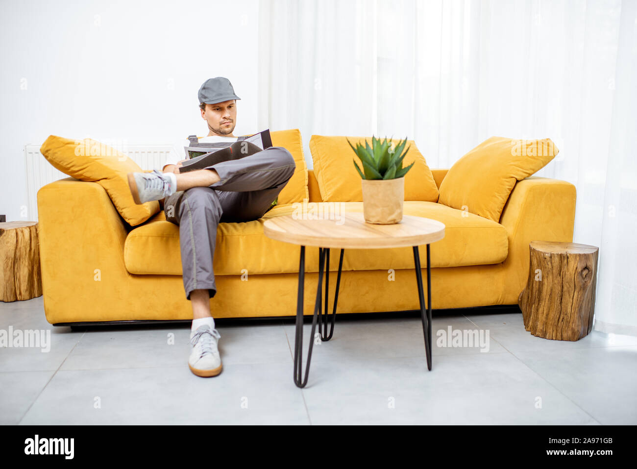 Handyman uniform hi-res stock photography and images - Alamy