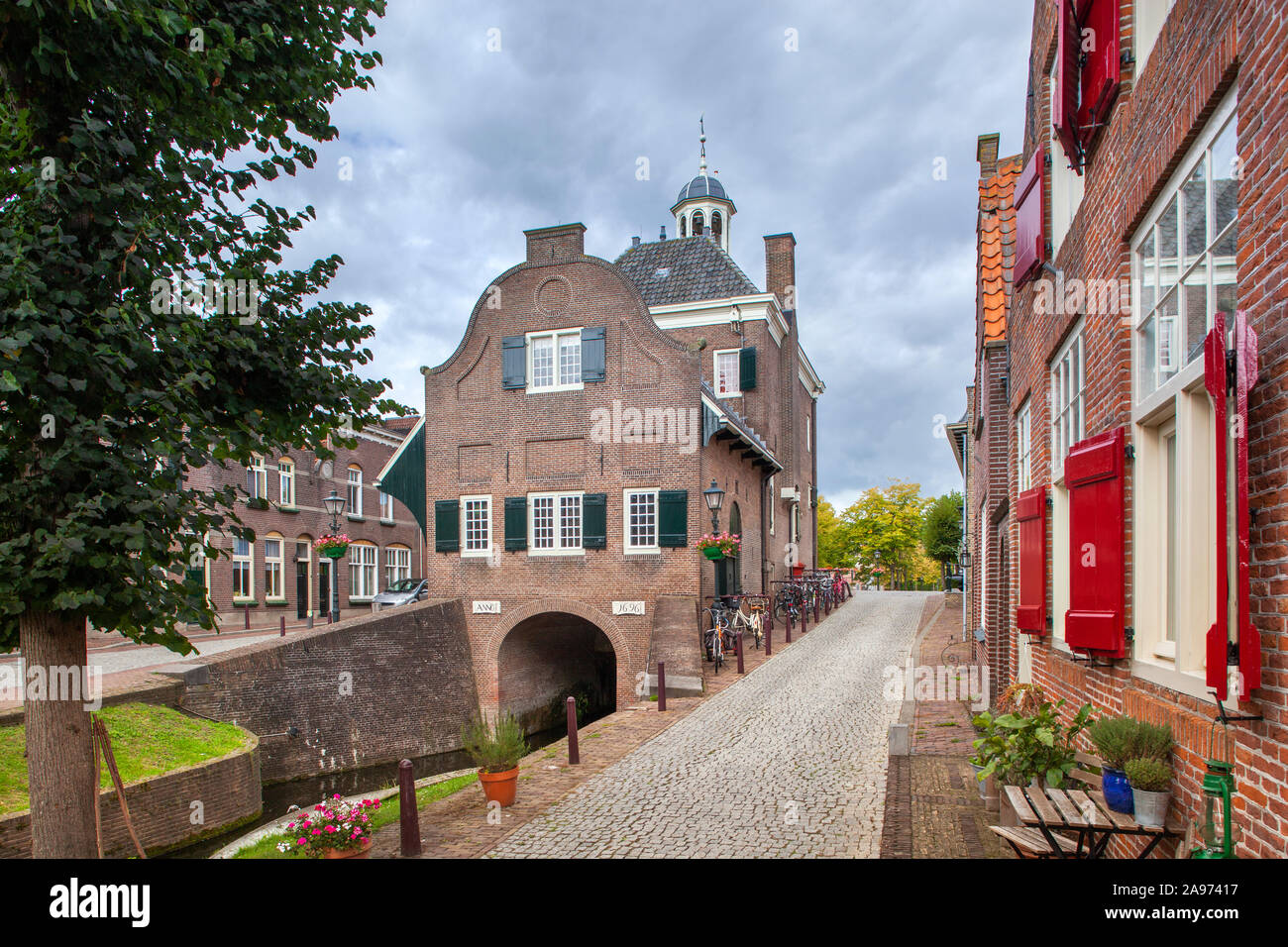 Historic city hall of Nieuwpoort between streets with nostalgia houses ...