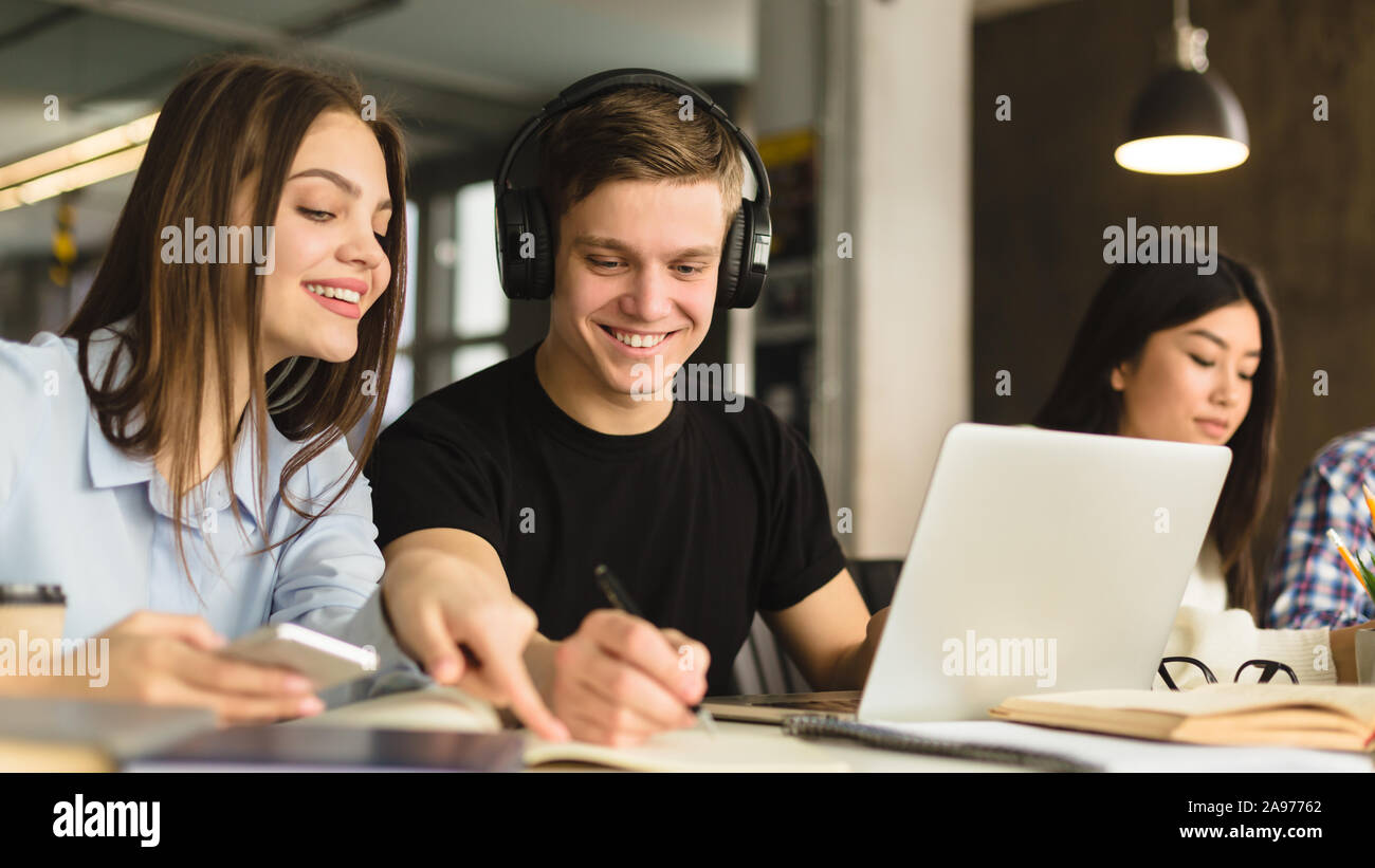 Boy girl laptop teamwork classroom hi-res stock photography and images ...
