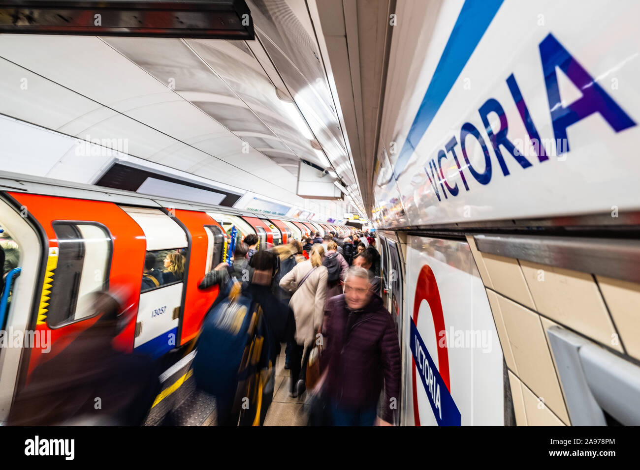 Victoria Underground station platform, London- UK Stock Photo - Alamy