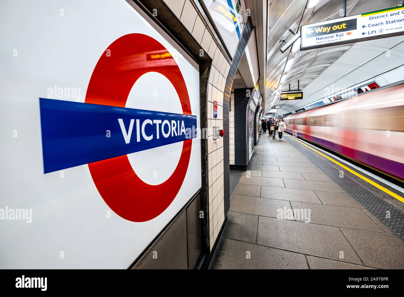 Victoria Underground station platform, London- UK Stock Photo - Alamy