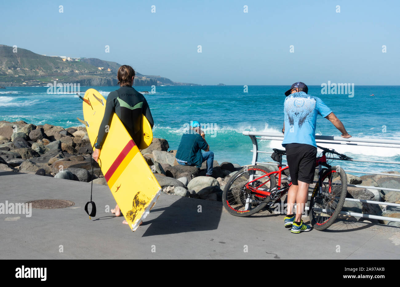 Surfer carrying broken surfboard Stock Photo - Alamy