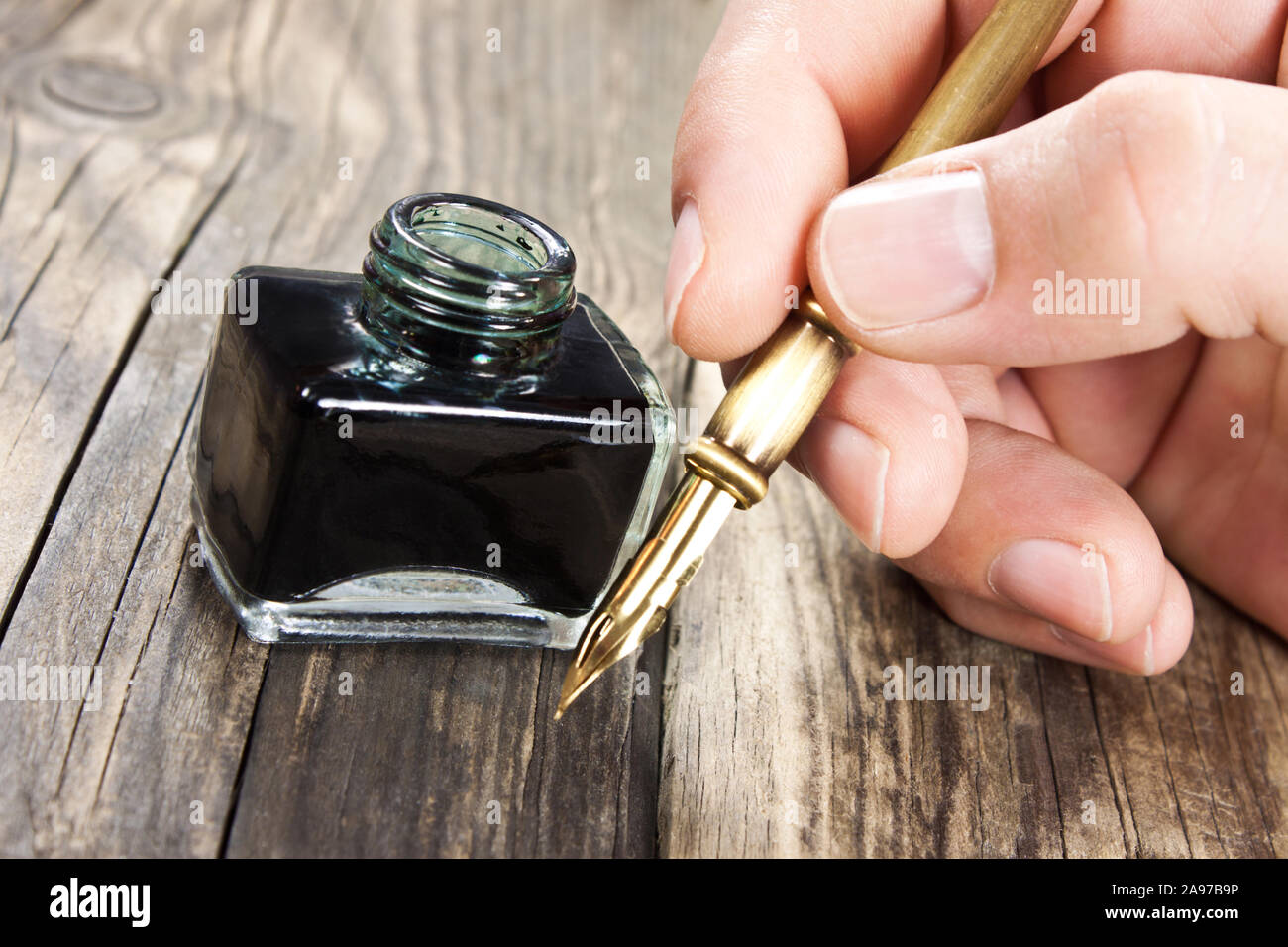 Hand with feather pen hi-res stock photography and images - Alamy
