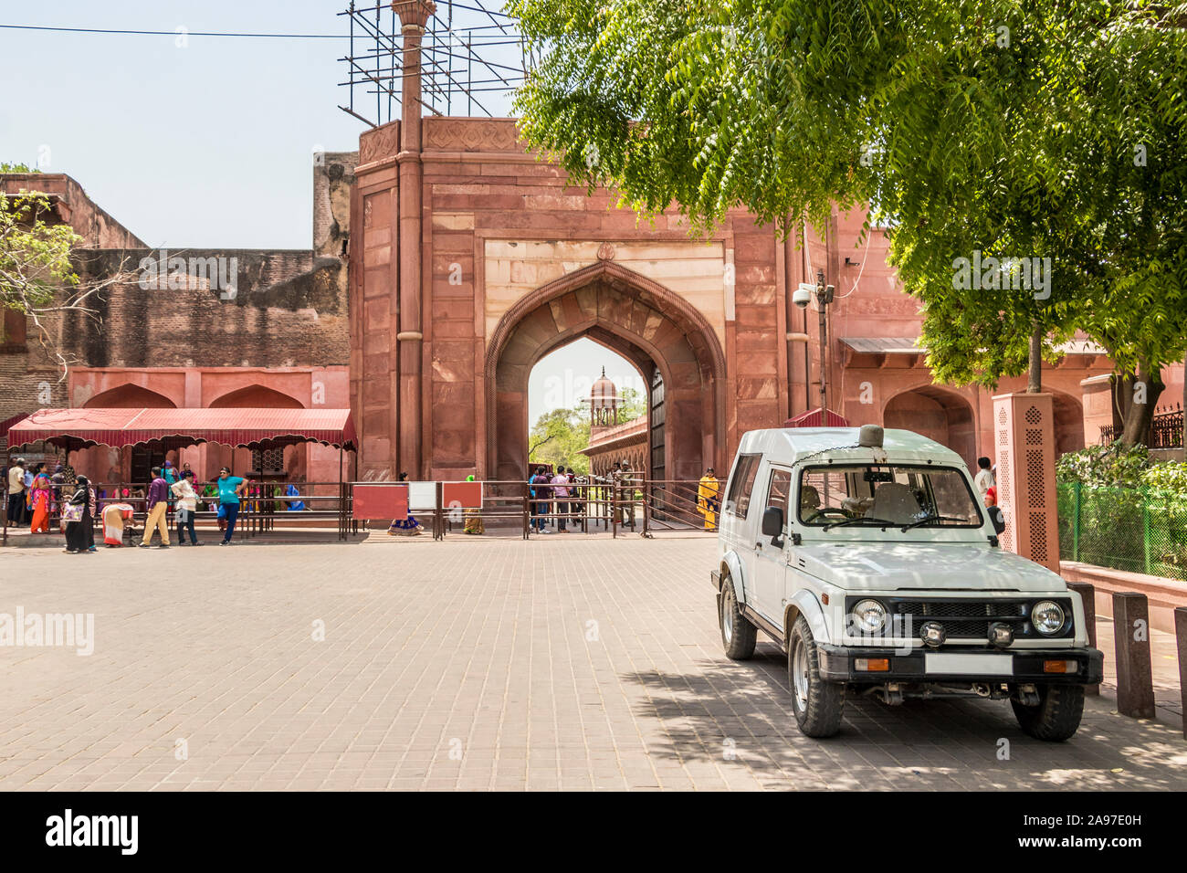 Taj Mahal Eastern Gate. Entrance to the Taj Mahal at Agra, Uttar ...