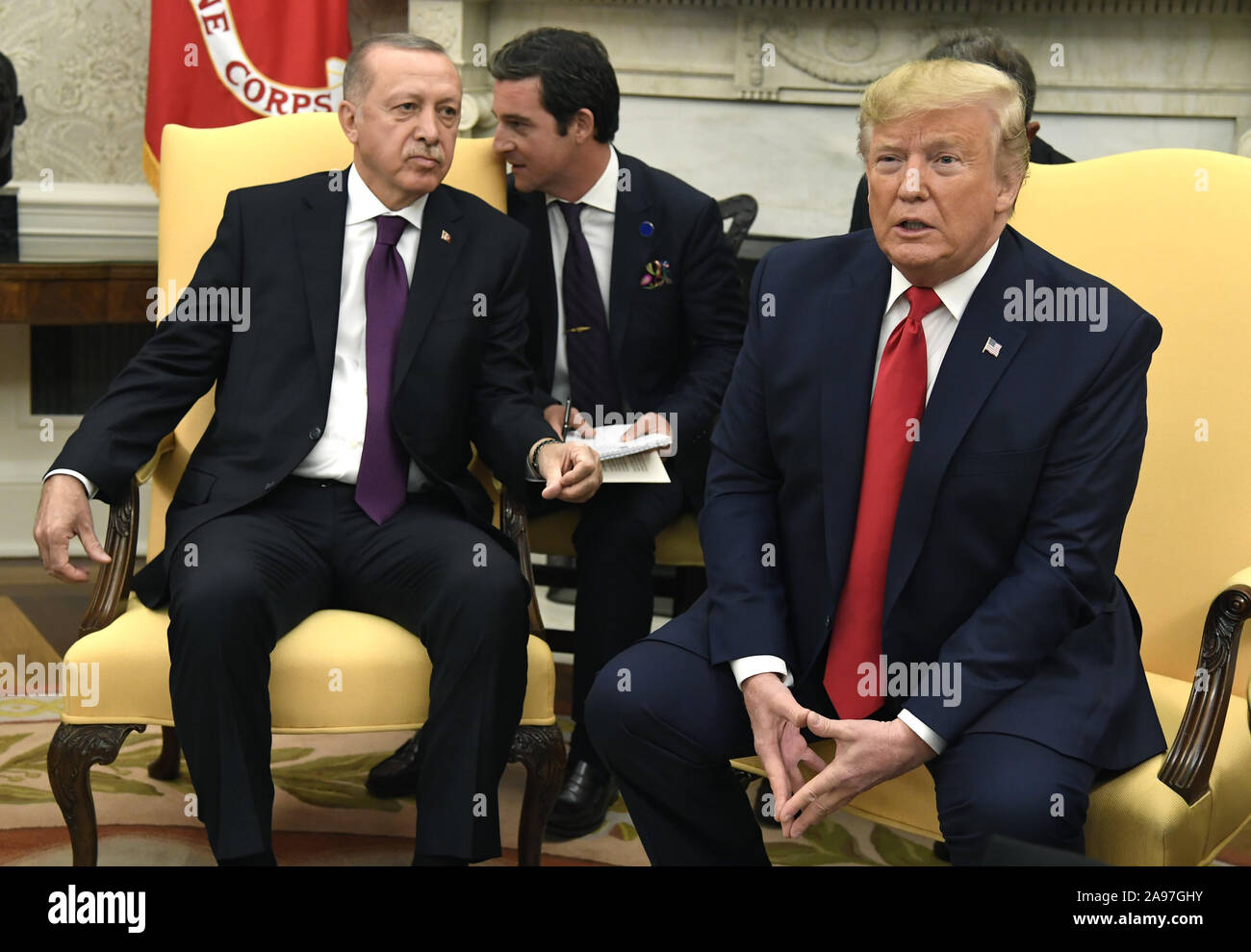 Donald trump listens translation hi-res stock photography and images ...