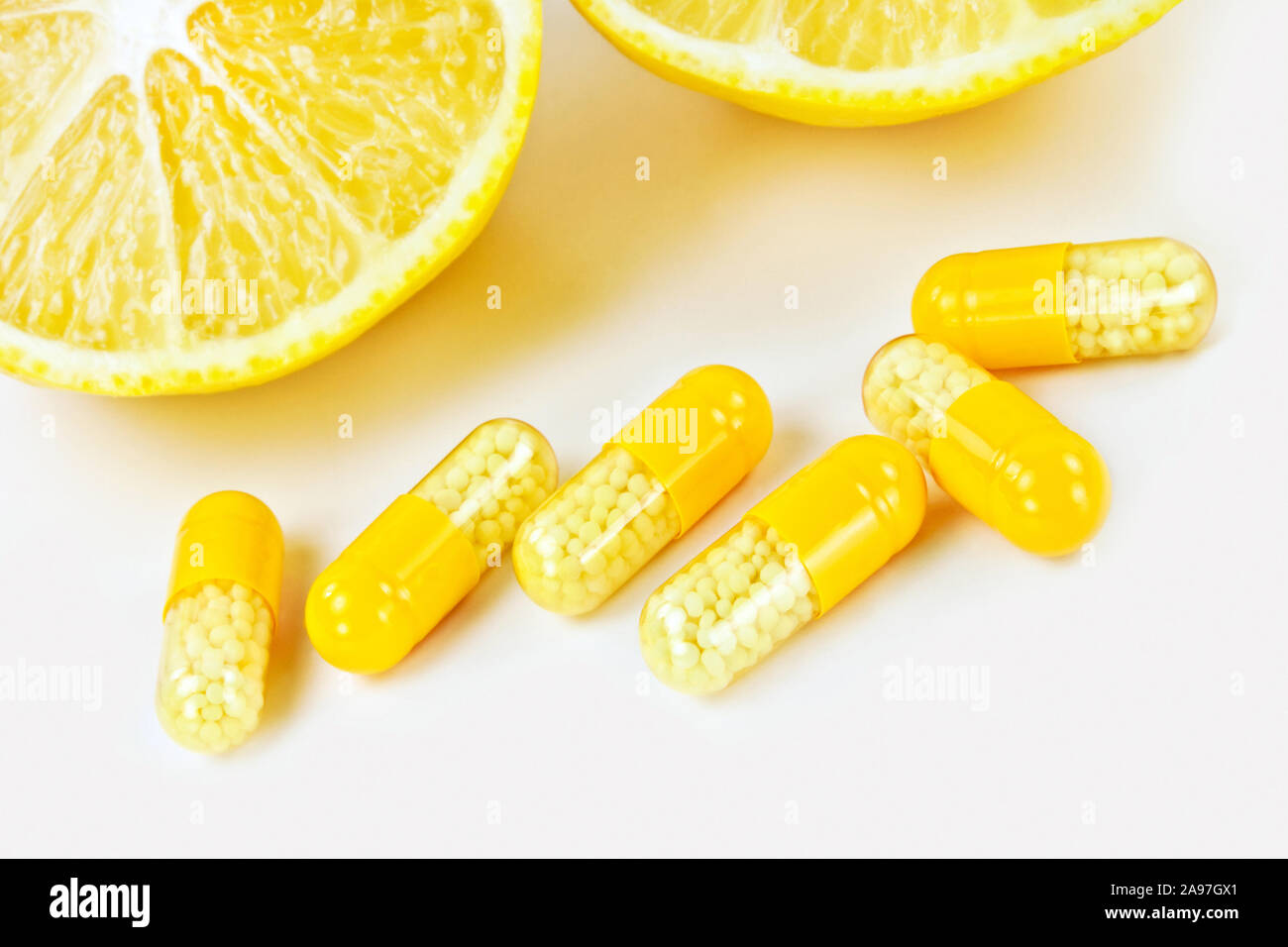 Vitamin c pills and lemons Stock Photo - Alamy