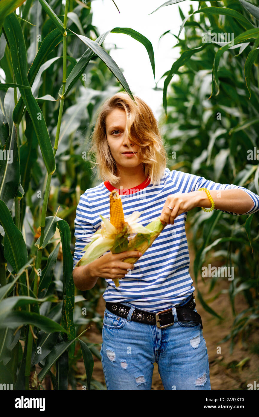 Girl in corn field hi-res stock photography and images - Alamy