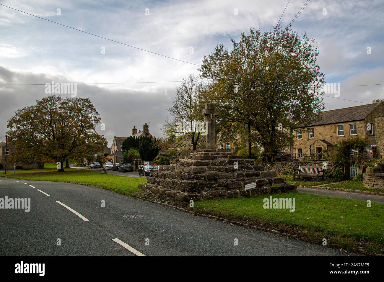 The ancient market cross, dating from 1674, in Carperby, Leyburn ...