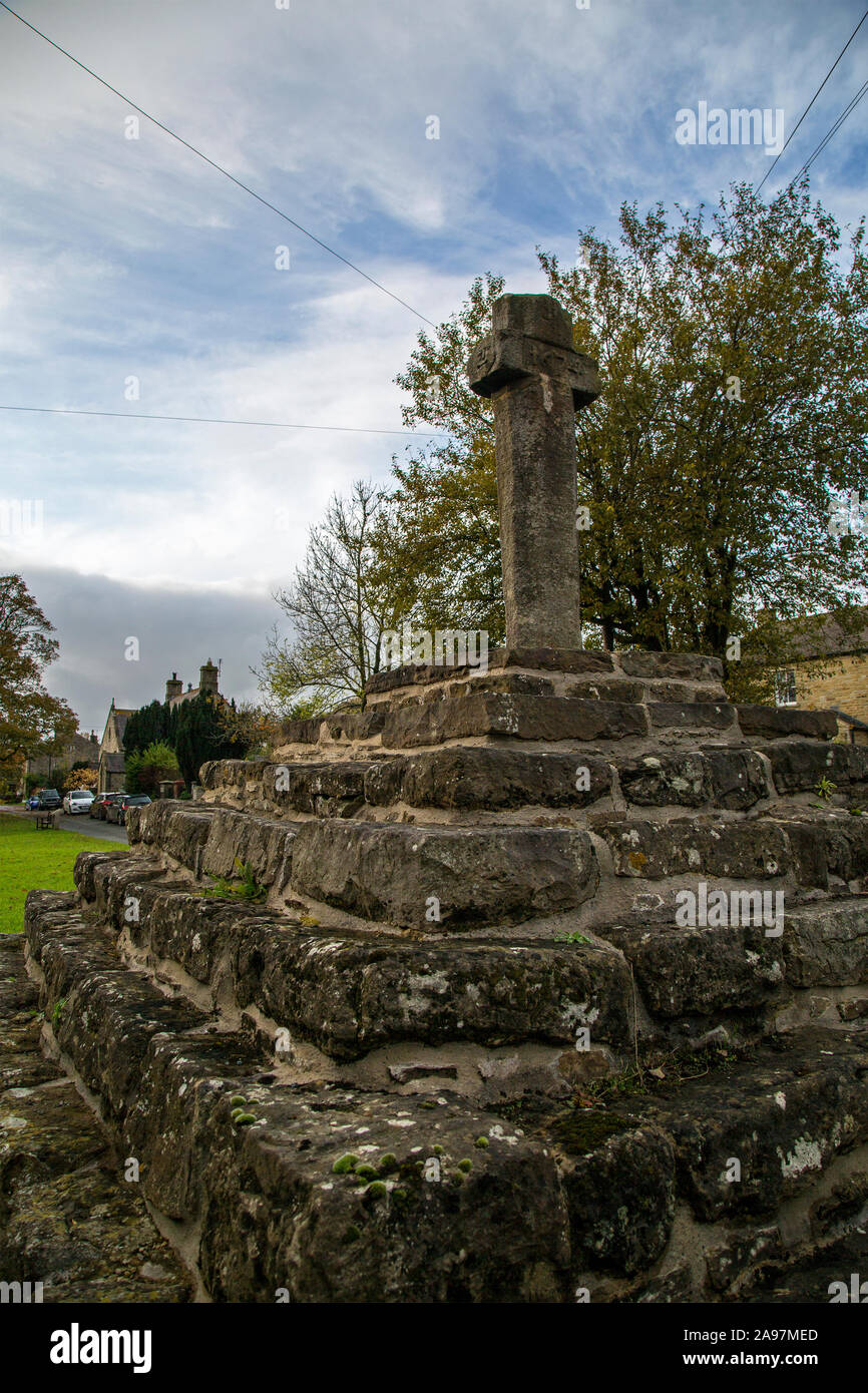 The ancient market cross, dating from 1674, in Carperby, Leyburn ...
