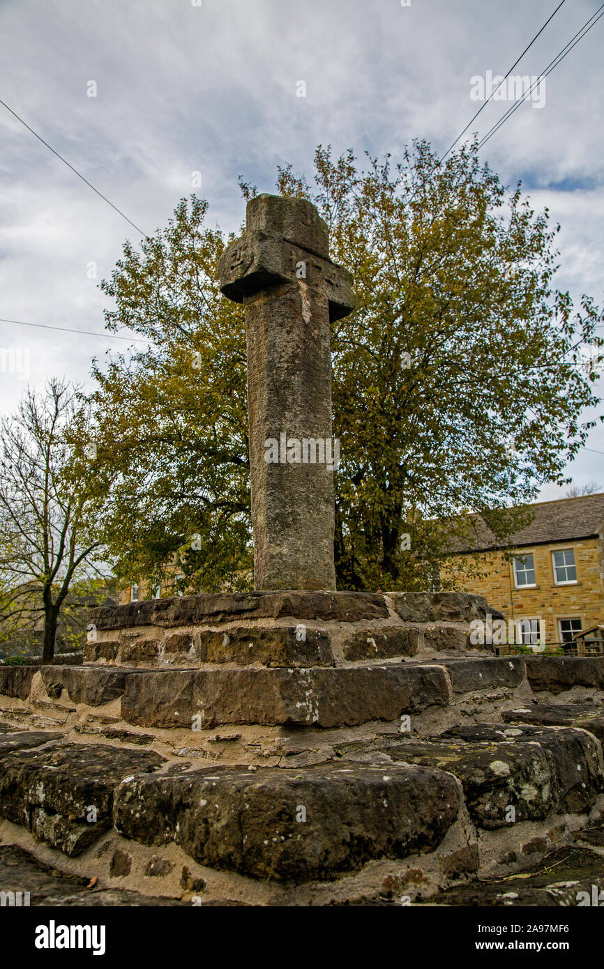 The ancient market cross, dating from 1674, in Carperby, Leyburn ...
