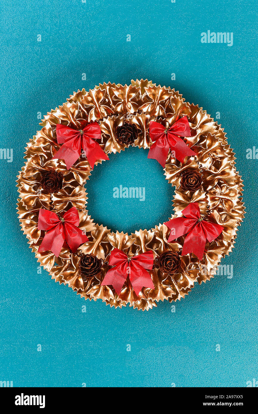 Diy Christmas pasta wreath on blue background. Gift idea, decor ...
