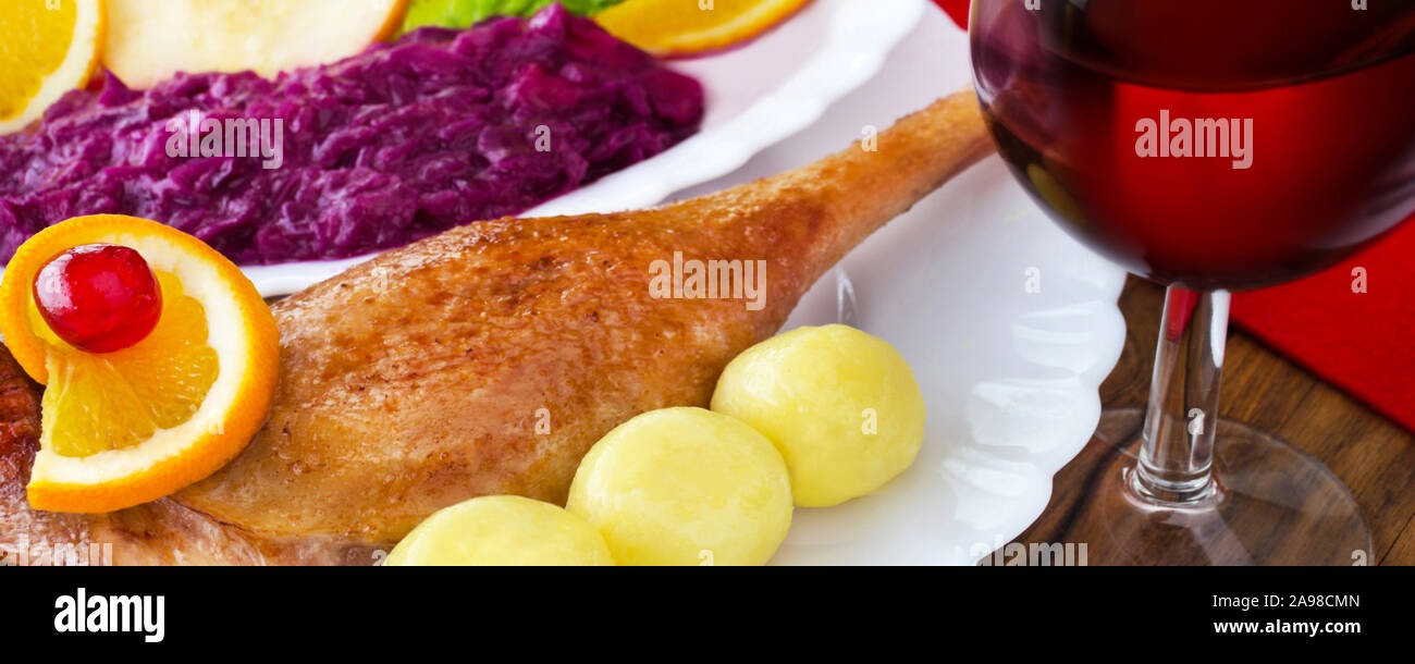 Roasted goose with red cabbage and red wine Stock Photo - Alamy
