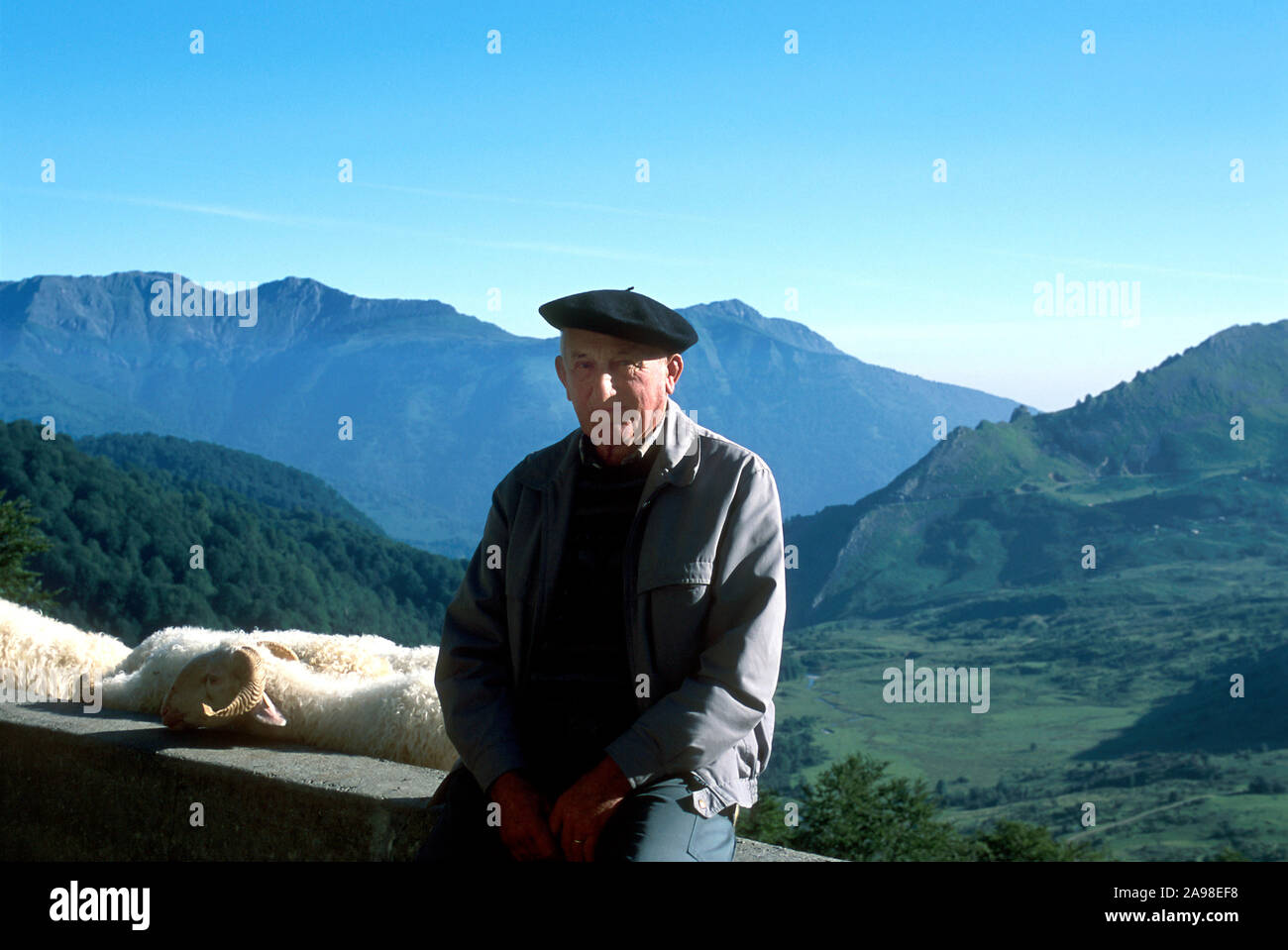Basque people beret hi-res stock photography and images - Alamy